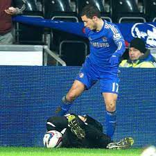 Hazard reunites with millonaire Swansea ball boy he kicked 10 years ago ...