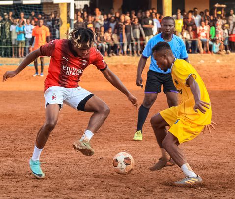 Samuel Chukuweze plays football on the street with his brother in All ...