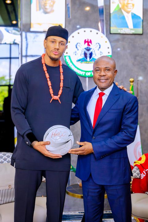 Super Eagles: Maduka Okoye gifts Enugu State governor Udinese Jersey ...