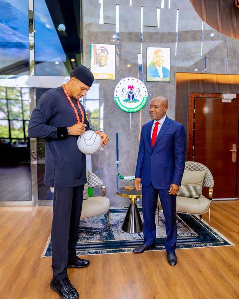 Super Eagles: Maduka Okoye gifts Enugu State governor Udinese Jersey | Pulse Sports Nigeria