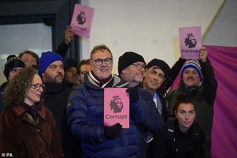 Everton fans stage protest at Premier League HQ following their 10 ...
