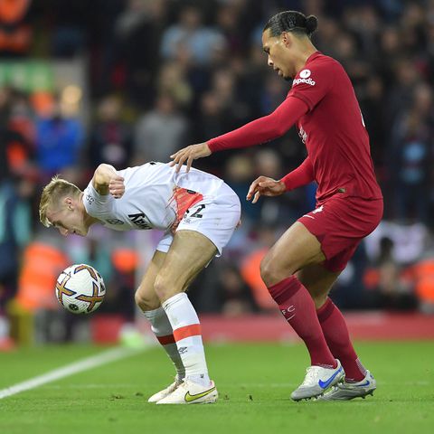 Liverpool’s Van Dijk issues response to Criticism from Manchester ...