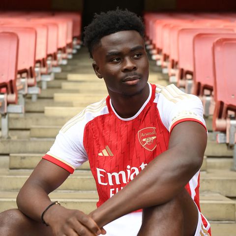 Arsenal star boy Bukayo Saka models new 'Invincibles' home kit for 2023 ...