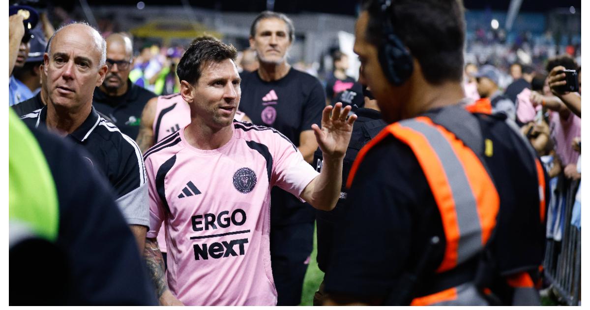 Messi pushed to the ground by security guard after a fan grabs Inter ...