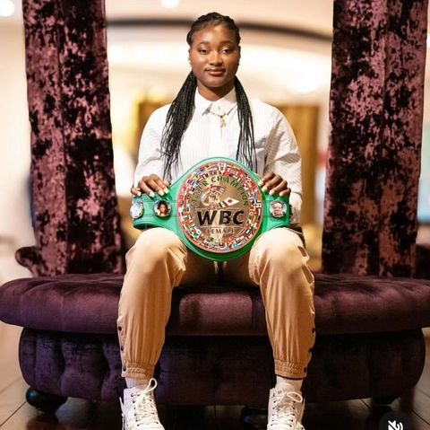 Elizabeth Oshoba: Nigerian boxer shows off titles | Pulse Sports Nigeria