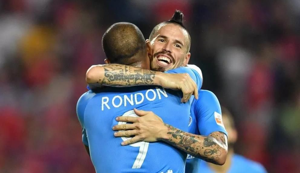 V čínskej lige budú zakázané podávanie rúk i objatia hráčov po góle ...