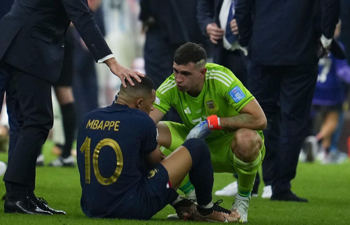 Kylian Mbappé - Oslava Emiliana Martíneza a návrat Lionela Messiho ...