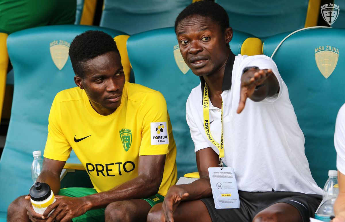 Bývalý žilinský obranca Prince Ofori dnes pod Dubňom pomáha hráčom z ...