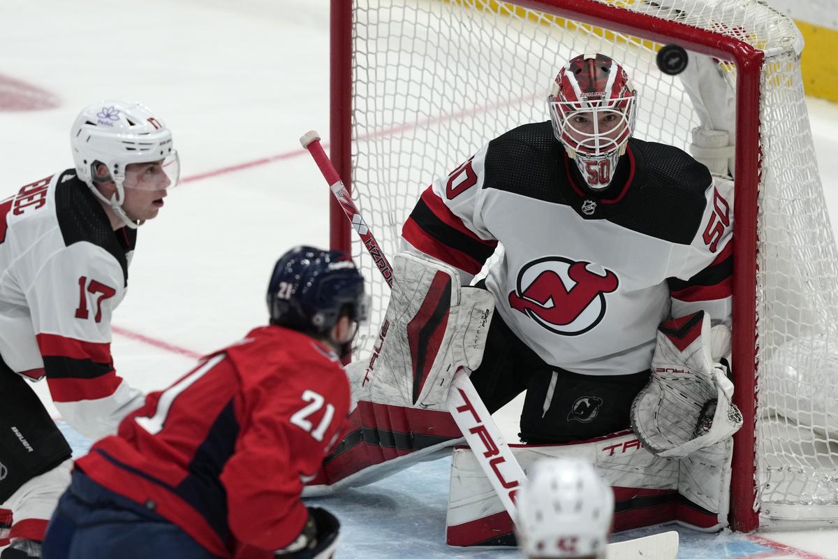 NHL - výsledky / Martin Fehérváry sa musel skloniť pred Šimonom Nemcom ...