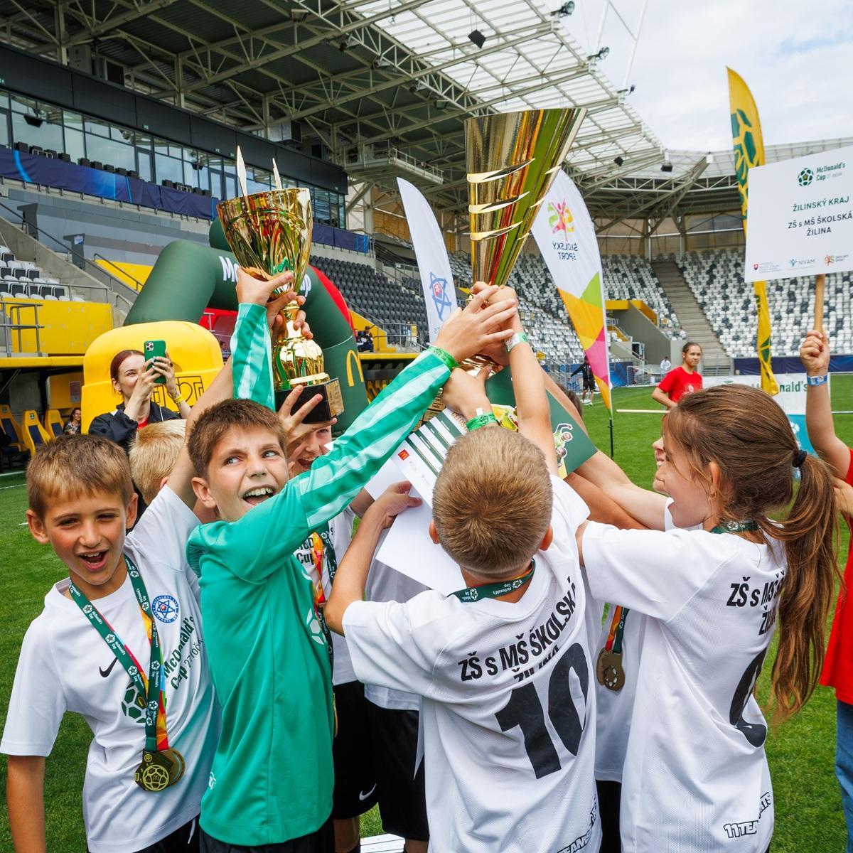 VÝNIMOČNÝ SVIATOK FUTBALU: Spoznali sme nových kráľov 27. ročníka ...