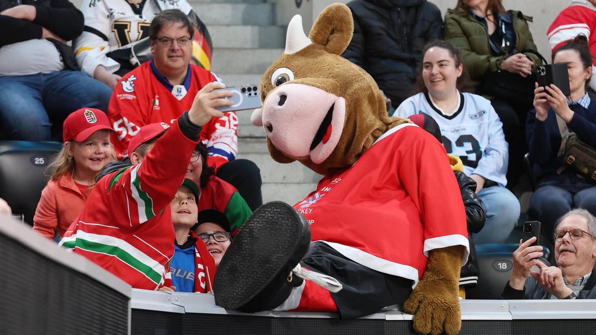 MS v hokeji 2025 / Maskot Cooly v skutočnosti trpí teplom | Šport.sk