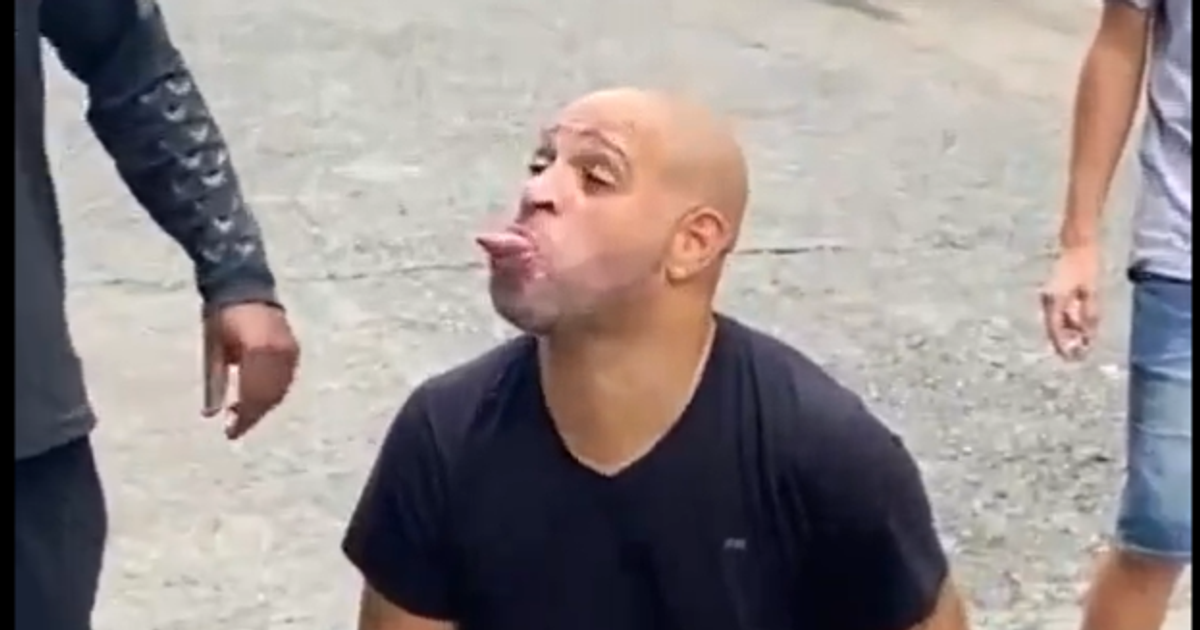 Tužna slika iz brazilske favele: Adrijano pijan na ulici /VIDEO ...