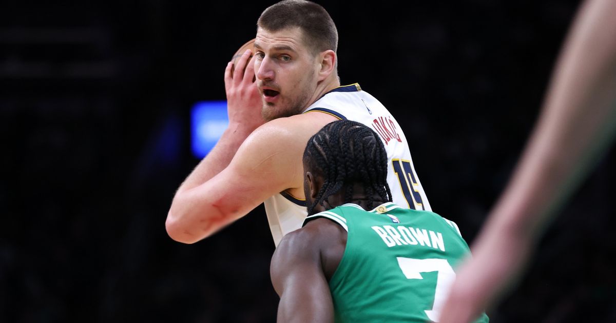 Nikola Jokić krvave ruke ostvario dabl-dabl, Denver izgubio od Bostona u NBA ligi | Sportal.rs