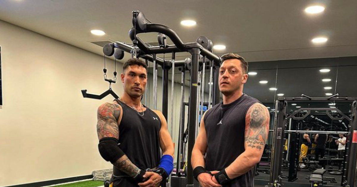 Ozil se potpuno transformisao! Na terenu bio mršavi fudbaler, a sada je ...