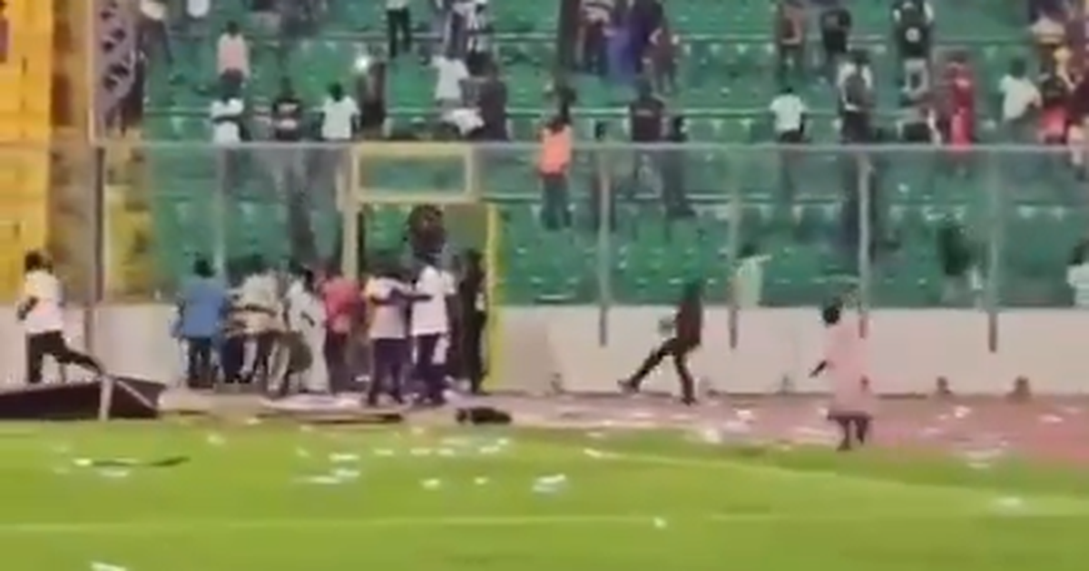 Felisio Milson golom izazvao opšti haos: Besni navijači lomili stolice ...