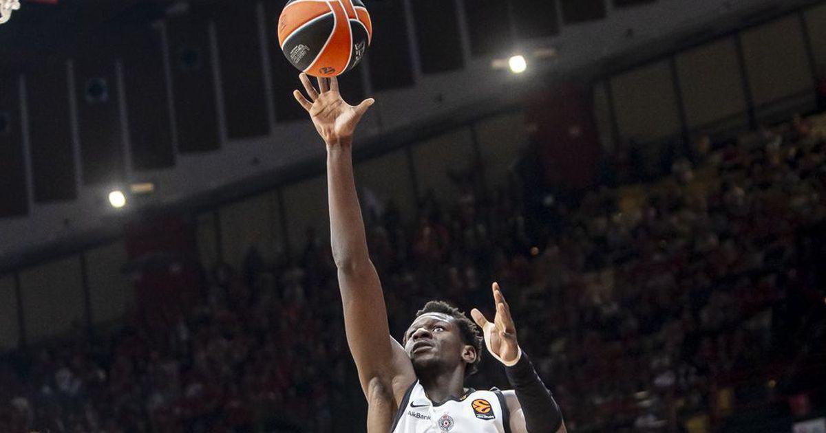 Isak Bonga igrao sa povezom na meču Olimpijakos Partizan | Sportal.rs