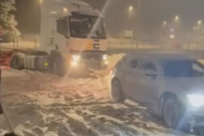 Audi izvukao kamion iz dubokog snega | Sportal.rs