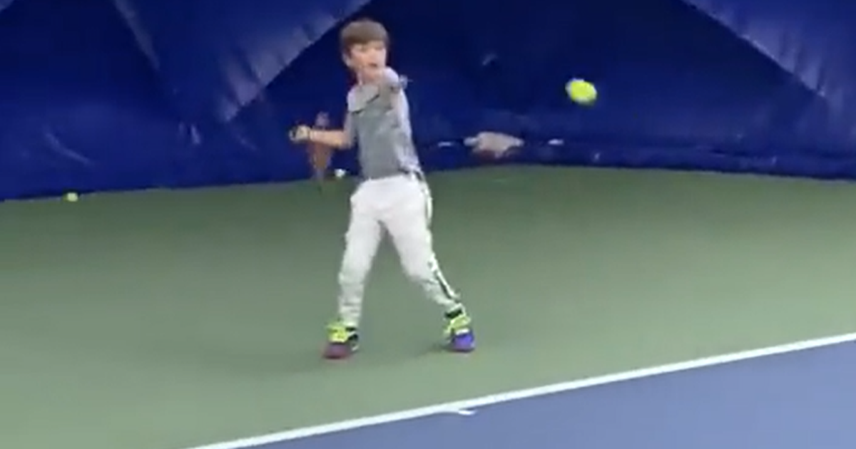 Novak Đoković gleda sina Stefana kako igra tenis | Sportal.rs