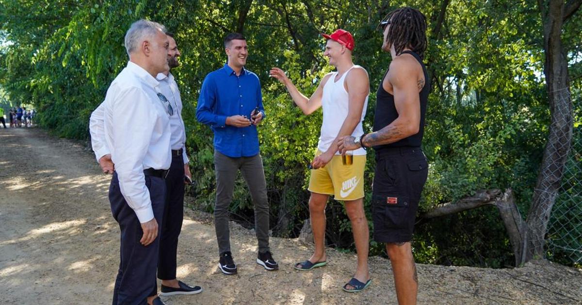 Ministar sporta Zoran Gajić, Marko Kešelj i Dejan Bojović sa Jokićem u ...