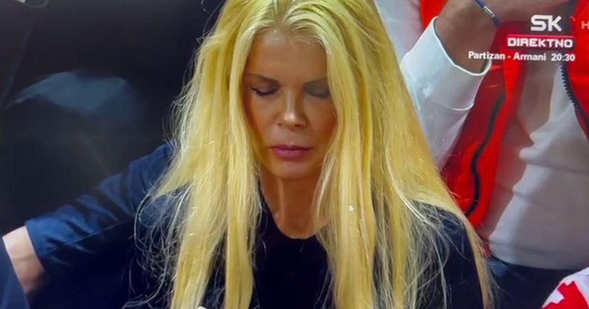 Bizarna scena sa meča Asvel Zvezda: Navijačica bacala vradžbine sa tribina | Sportal.rs