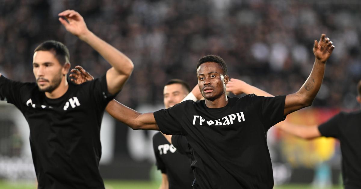 Igrači Partizana izašli na zagrevanje, nose majice "Grobari" | Sportal.rs