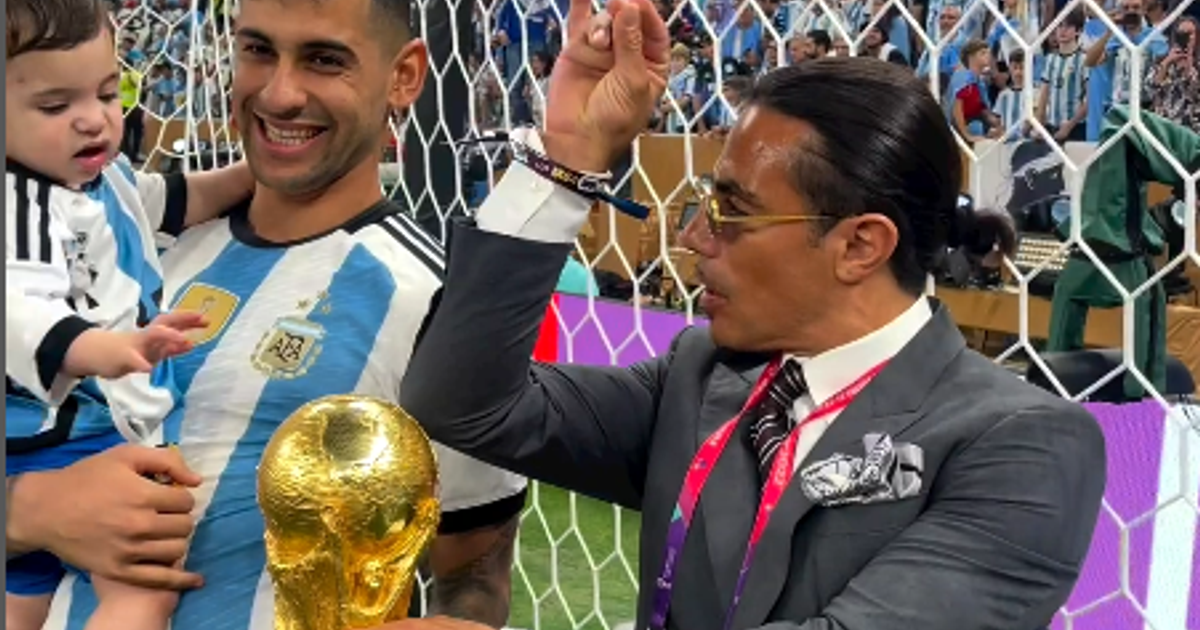 FIFA POKRENULA ISTRAGU Šta će on na terenu?! Poznati kuvar razbesneo ...