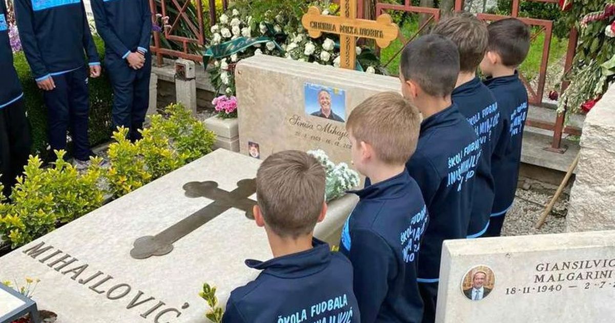 Mališani iz Novog Sada posetili grob Siniše Mihajlovića u Rimu | Sportal.rs