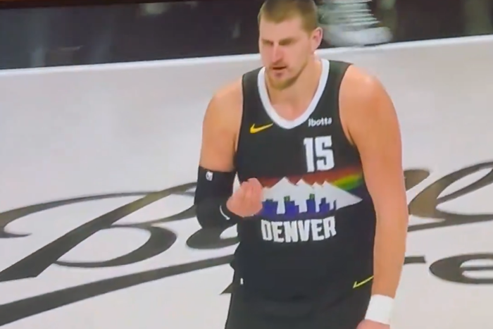 Nikola Jokić svađa sa sudijom | Sportal.rs