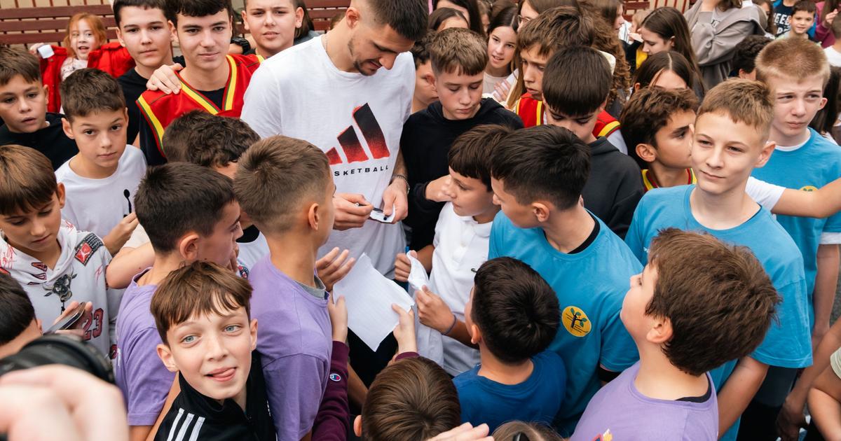 Fondacija Bogdan Bogdanović otvorila novi košarkaški teren u OŠ Jovan ...