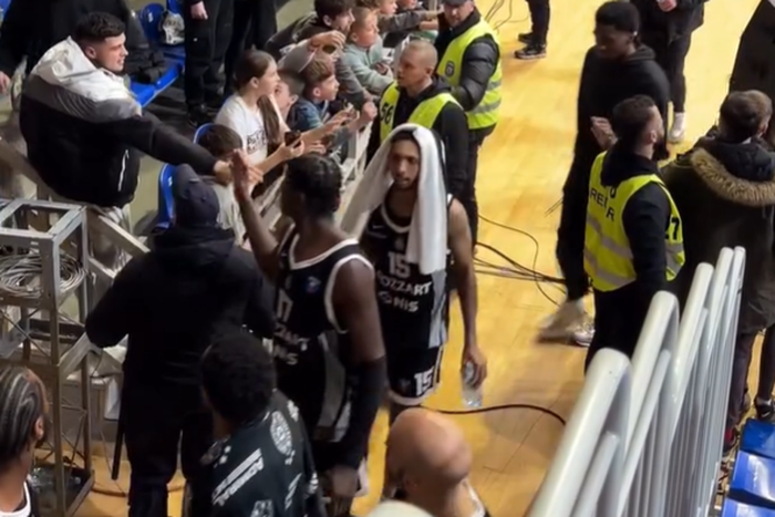 Sterling Braun i Tajrik Džons u sukobu sa Grobarima posle meča Partizan ...