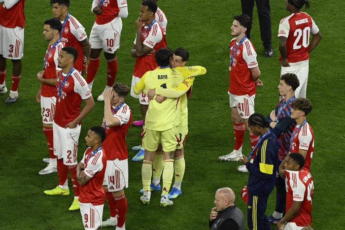 Arsenalovo prokletstvo evropskih finala: Za trofej igrali osam puta ...