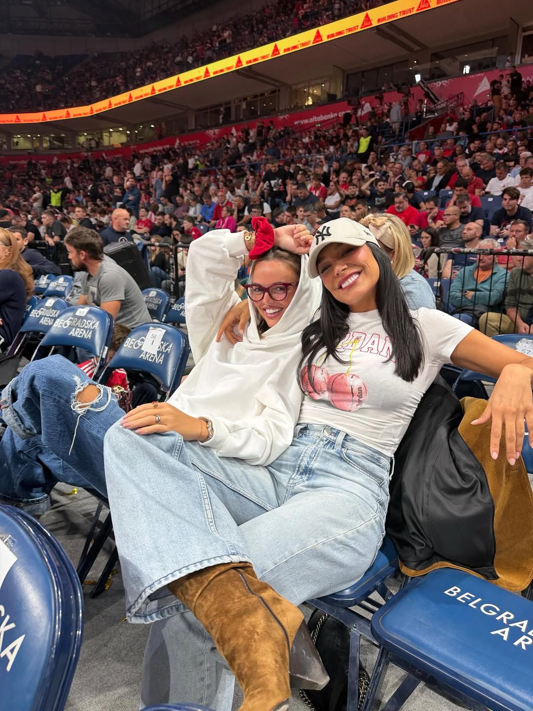 Pevačica Edita Aradinović na utakmici KK Crvena zvezda - KK Armani Milano, 1. kolo Evrolige 2025 ...