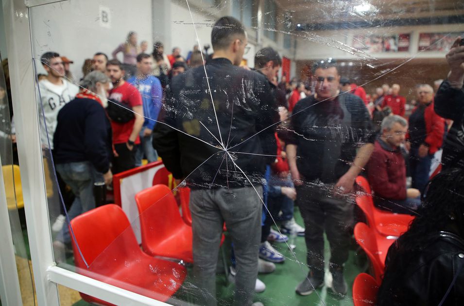 Έξαλλη η Τζόουνς στο ημίχρονο, έσπασε με γροθιά το πλέξι γκλας της ...