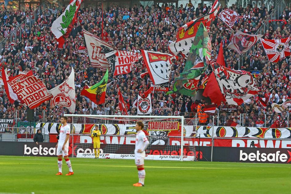 2 Köln-spelers en fysio testen positief, rest van de ploeg traint ...