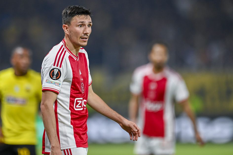 Dit zijn opstellingen voor de kelderkraker tussen FC Utrecht en Ajax: veel wissels bij beide ...