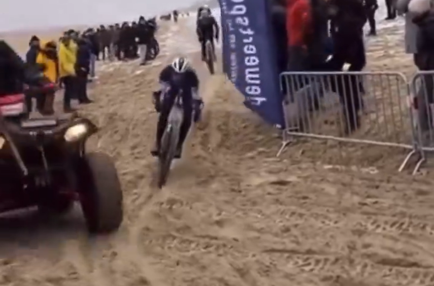 🎥 | Goedemorgen! Sprinter Tim Merlier bijna aangereden door quad ...