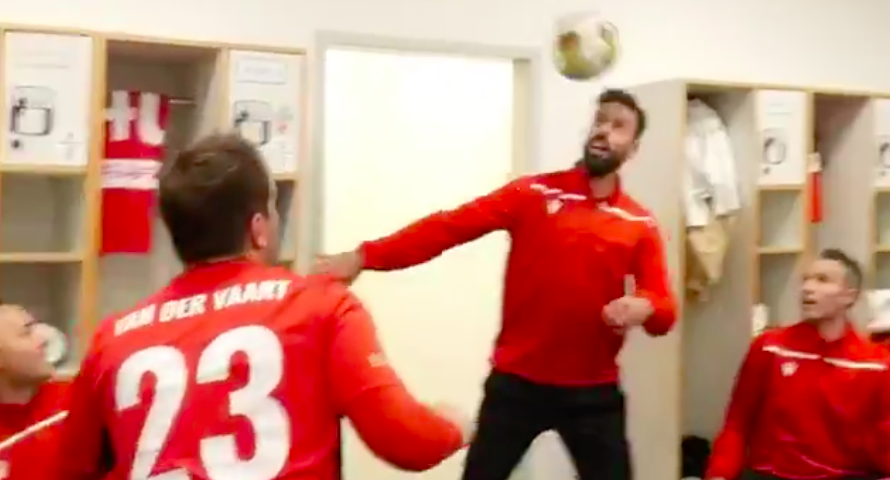 🎥 | Van Gaal gaat LOS bij kopbal-challenge Van der Vaart: 'JA, OHHH ...