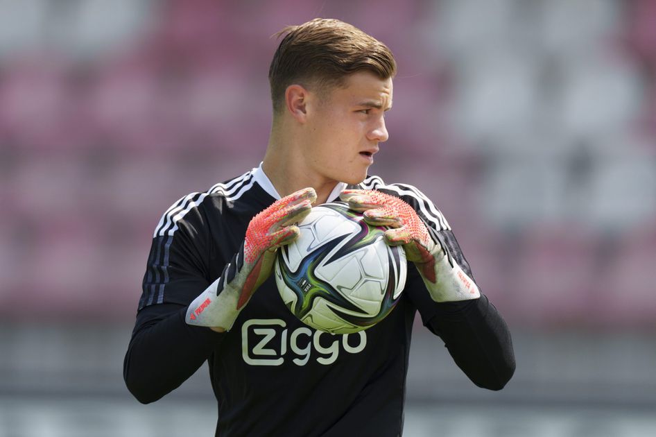 Debuterende Charlie Setford wordt jongste Jong Ajax-keeper ooit ...