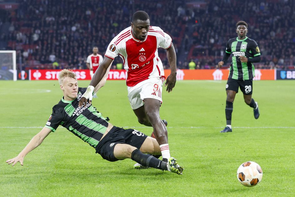 Jan Paul van Hecke en Brian Brobbey dollen na wedstrijd: 'Praatte hele ...