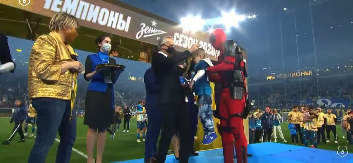 😂🎥 | Dzyuba haalt zijn kampioensmedaille op in een Deadpool-kostuum ...