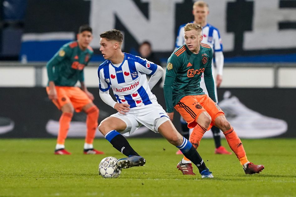 Joey Veerman beleefde zaterdag een ongemakkelijk moment met Erik ten ...