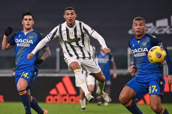 🎥 | Cristiano Ronaldo zorgt met deze goal tegen Udinese voor BIZARRE statistiek | Sportnieuws.nl