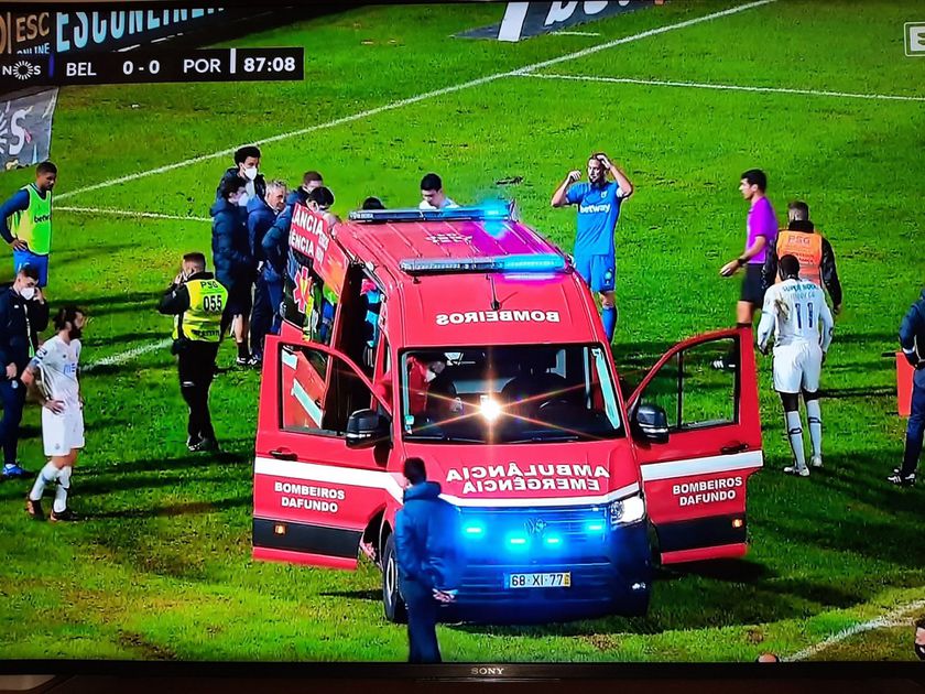 🎥 | Porto-verdediger Nanu afgevoerd met heftige hoofdblessure: 'Dacht ...