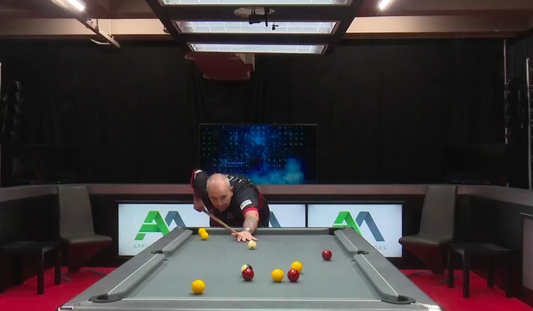 😂 | Daag Phil Taylor niet uit: Dartslegende verslaat showende Oly Bale ...