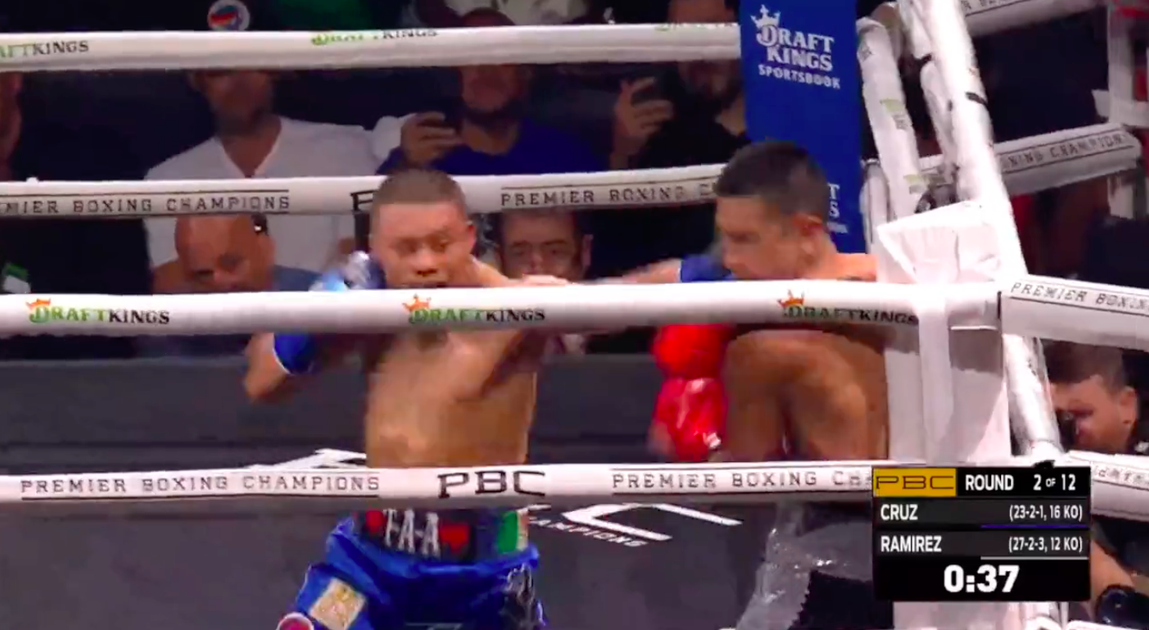 🎥 | Bokser Isaac Cruz pakt titel na harde afstraffing op landgenoot ...