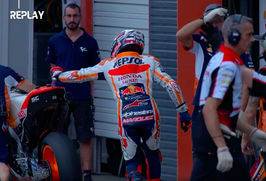 🎥 | Ho, ho, handschoen! MotoGP-topper Márquez blijft hangen aan eigen ...