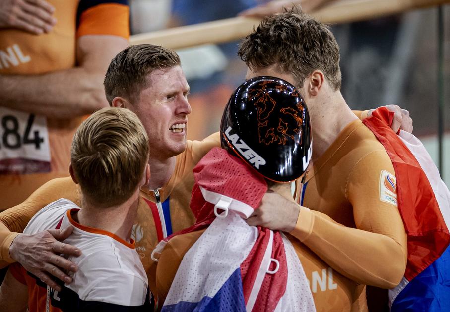 🎥 | Roy van den Berg vierde teamsprintgoud met een ijsje: 'Voel me wel ...