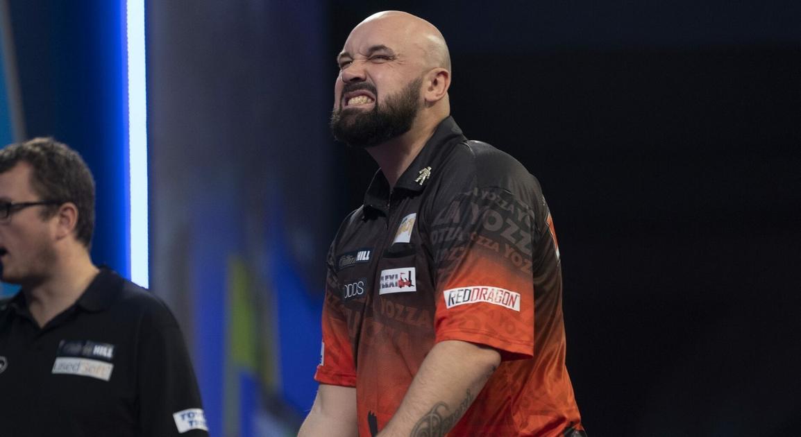 Oeps... Jamie Hughes maakt dikke rekenfout en loopt 9-darter mis ...