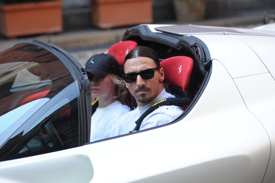 📸 | Zlatan Ibrahimovic één van de gelukkigen die exclusieve Ferrari ...