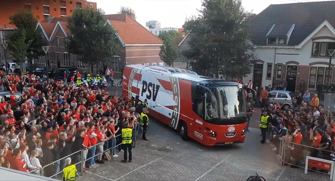 🎥 | Eindhoven is er klaar voor! PSV-bus komt onder luid gejuich aan bij ...